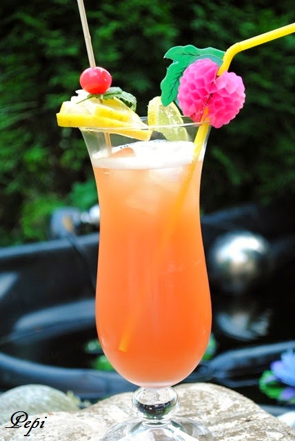 Sopa de Sopa : Cóctel de frutas (con alcohol)