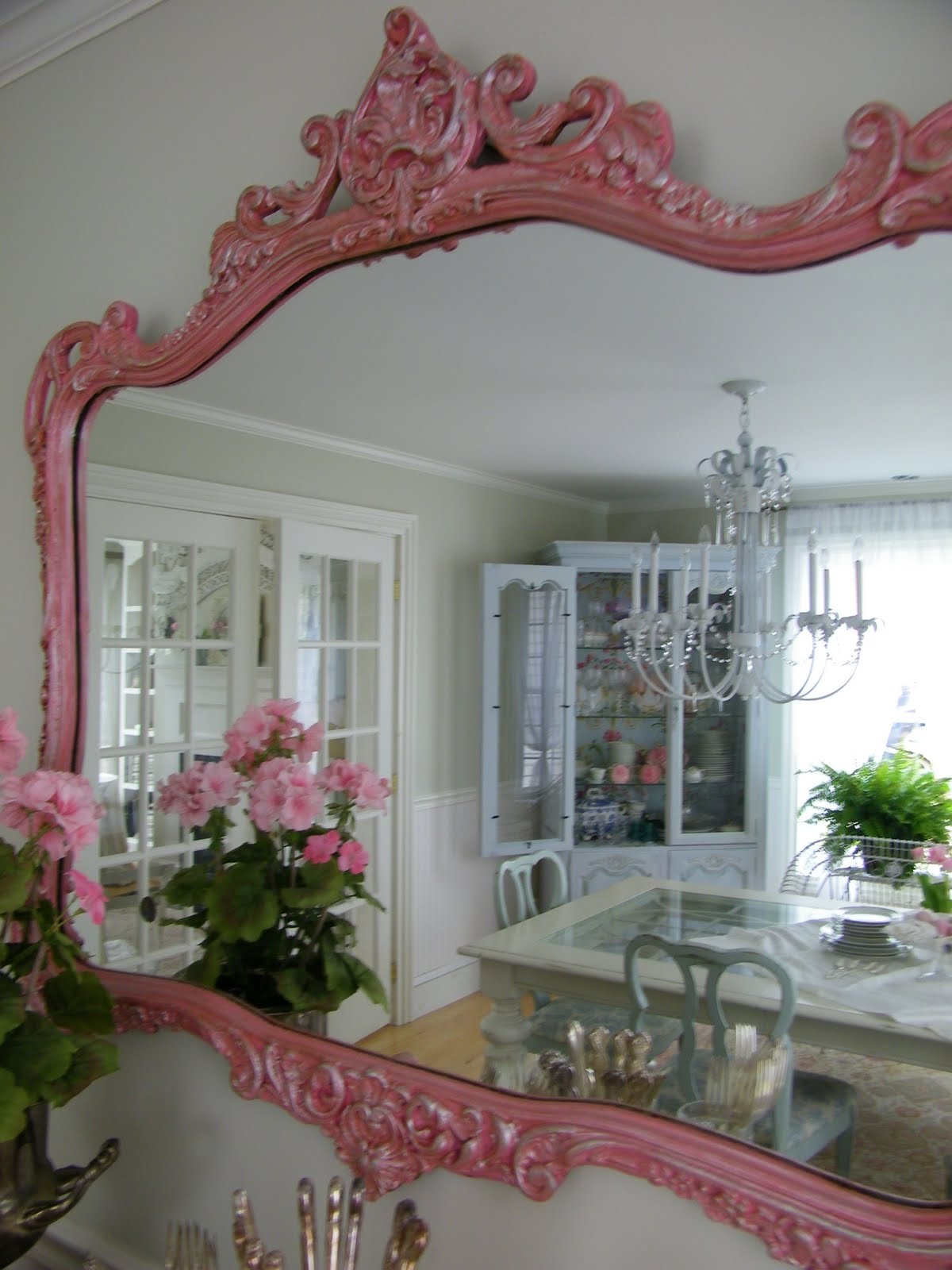 Maison Decor: Pink Mirror in Living Room