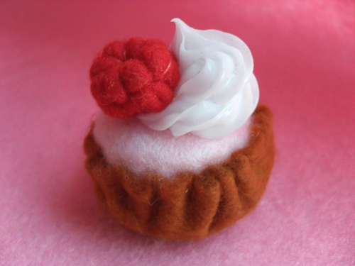 Quirky Artist Loft: DIY Felt Cupcake and Rasberry