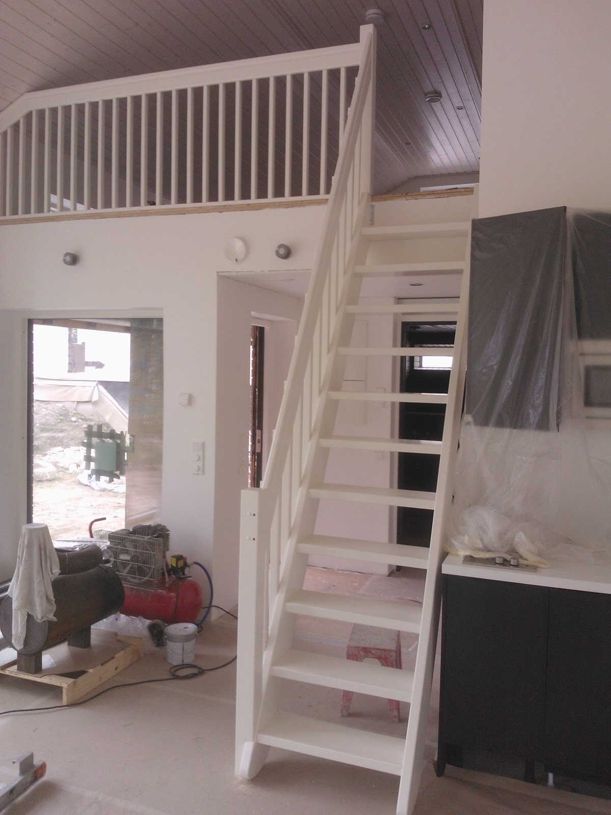 Villa Punahilkka: Hukan parven portaat paikoillaan