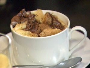 In en om die huis: Mikrogolf Sjokolade broodpoeding in ‘n koppie