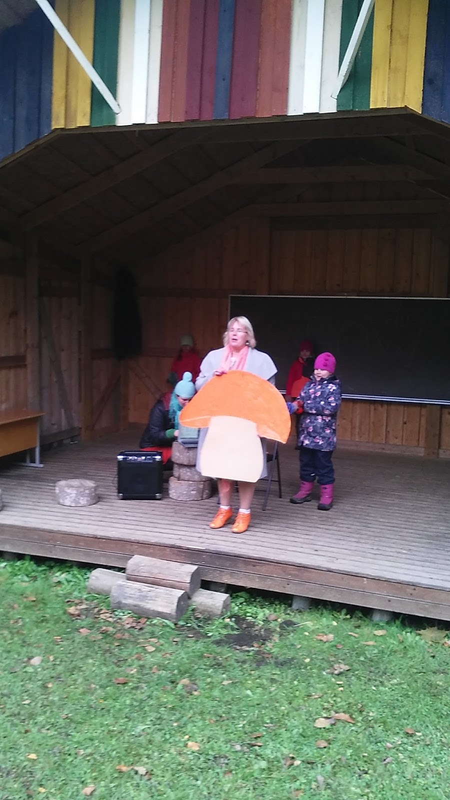 TERA 3e koolijütsid: Tänane"Seene varjus" etteaste Peedu lasteaia lastele