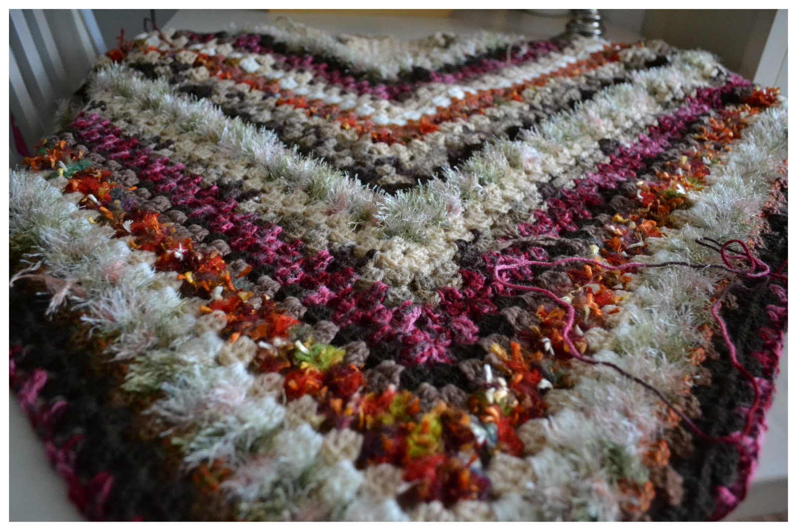 Granny driehoek stola | Bohemian rug, Blanket, Crochet blanket