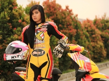 Kumpulan Foto Joki / Penunggang Cewek Cantik dan Seksi Drag Bike / Moto ...