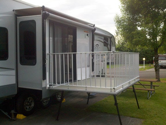 Cool and Interesting RVs: A deck on an RV?
