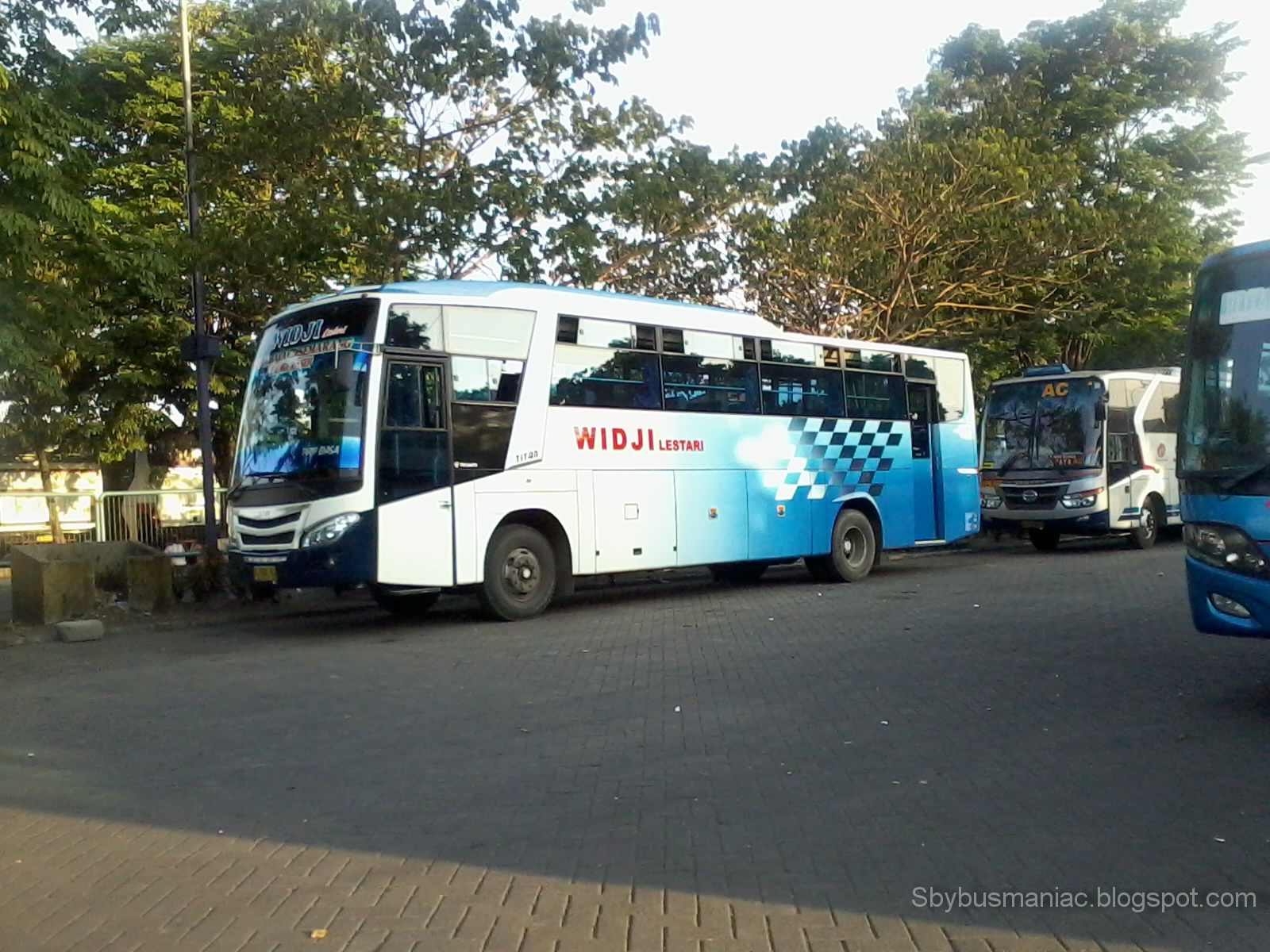 Surabaya Bus Comunity: Widji (titan) karoseri trisakti