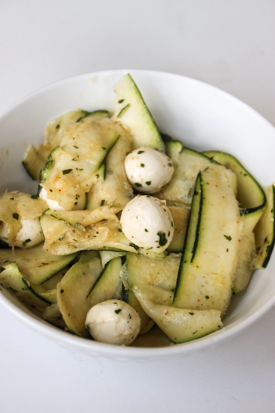 Goûters et dîners: Salade de courgettes crues et mozzarella