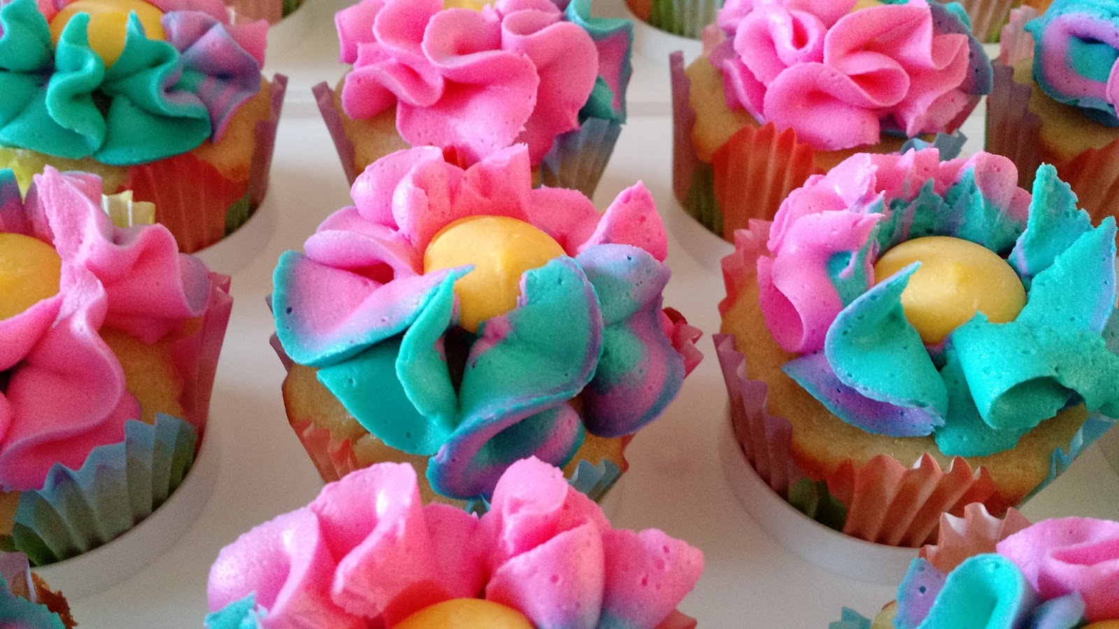 Juli Jacklin's Cupcakes: Cupcakes for an "8 is Great" Birthday!