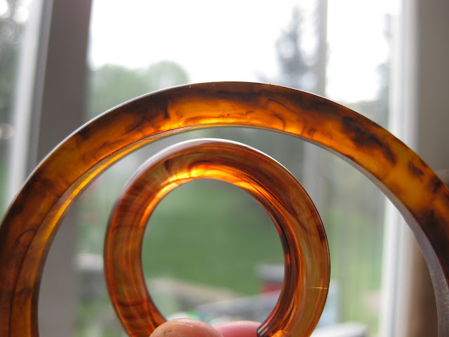 How to Identify Bakelite / Va-Voom Vintage | Vintage Fashion, Hair ...