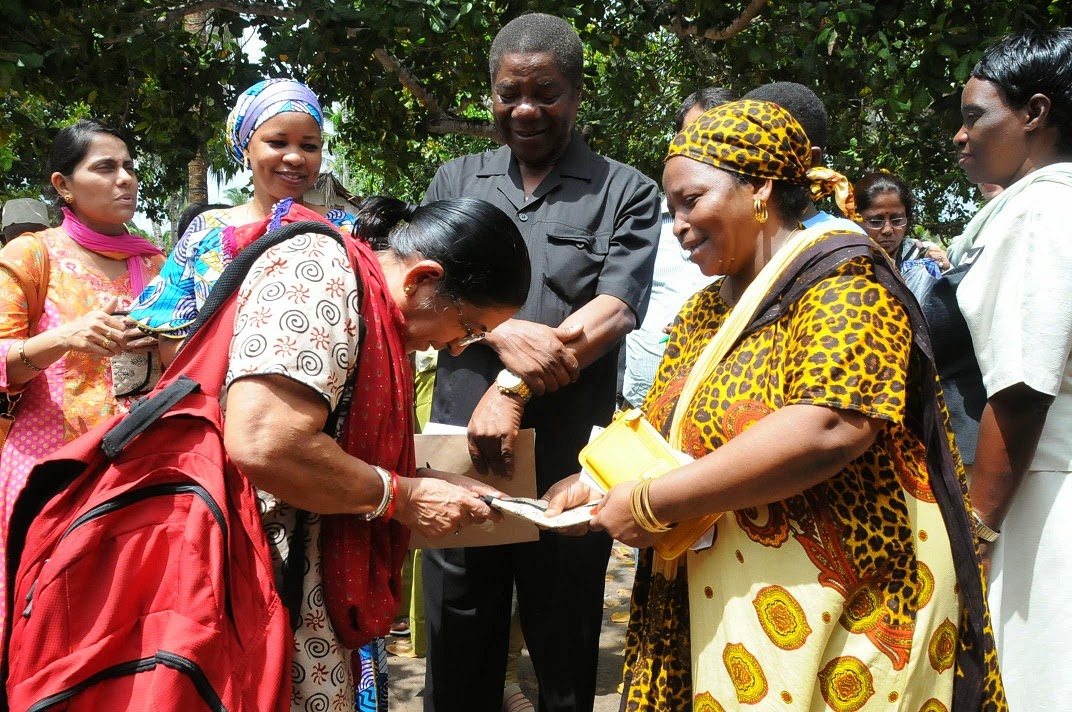 MATUKIO @ MICHUZI BLOG: WANAWAKE WA INDIA WATEMBELEA VIKUNDI VYA ...