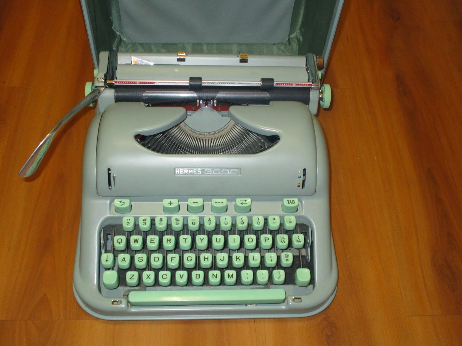 Royal Typewriters: 1963 Hermes 3000