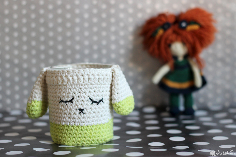 Maillalenvers: Cache-pot d'lapin (la maîtresse en maillot de bain !)