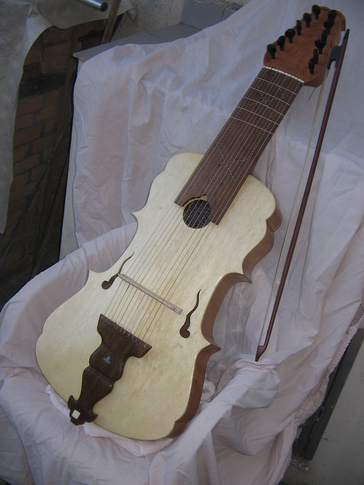 Renato Nicolai Luthier: Lira da gamba ou Lirone por Renato Nicolai (2011)