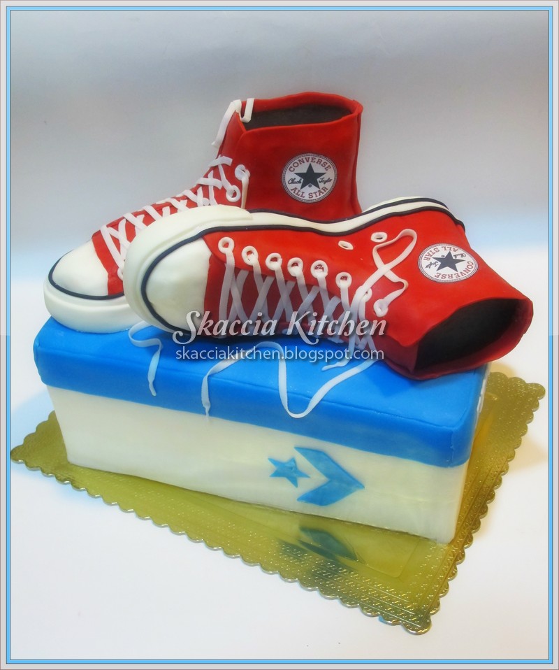SKACCIA KITCHEN: Converse Birthday Cake