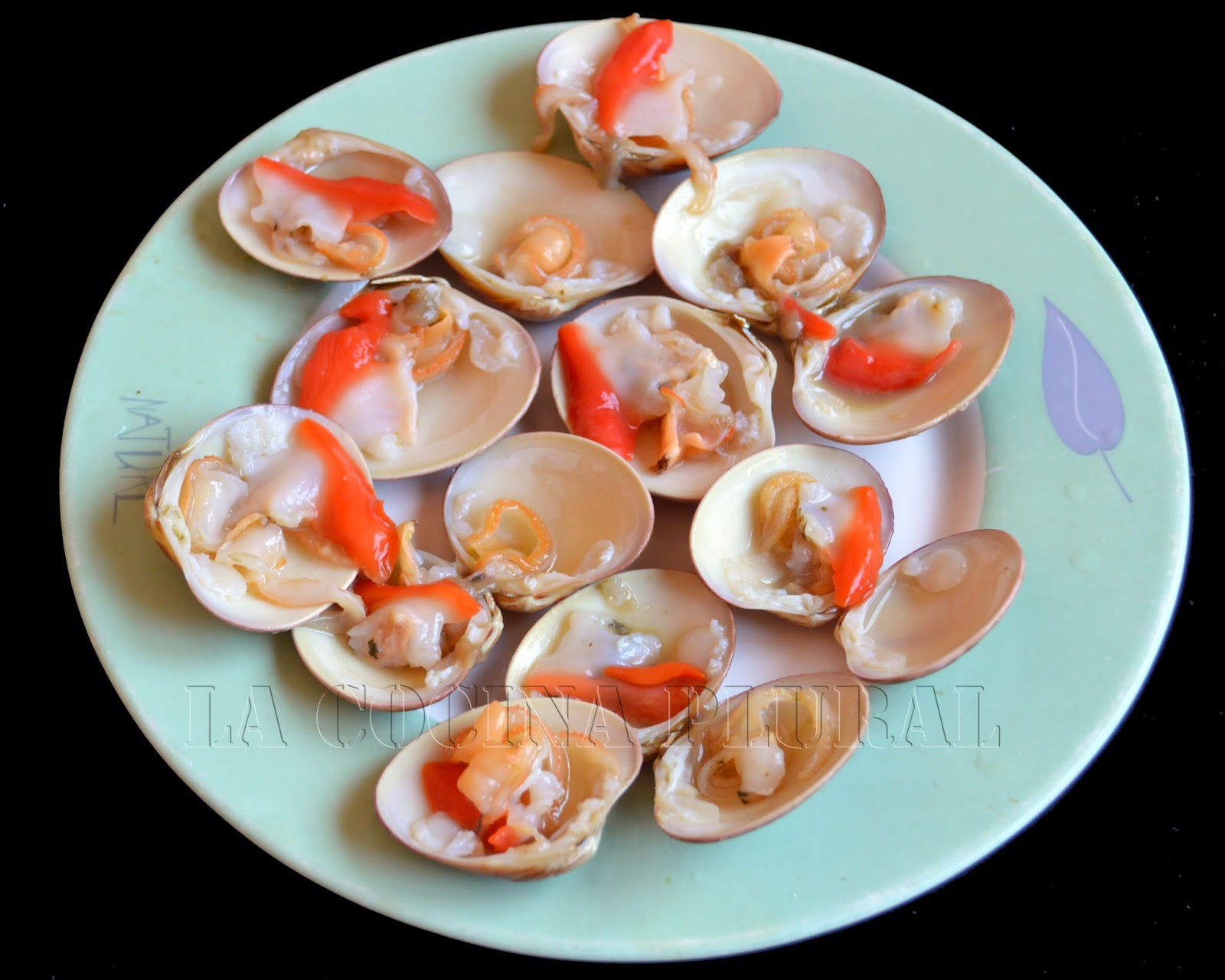 LA COCINA PLURAL: CONCHAS FINAS CON ADEREZO DE APIO Y ZUMO DE REMOLACHA