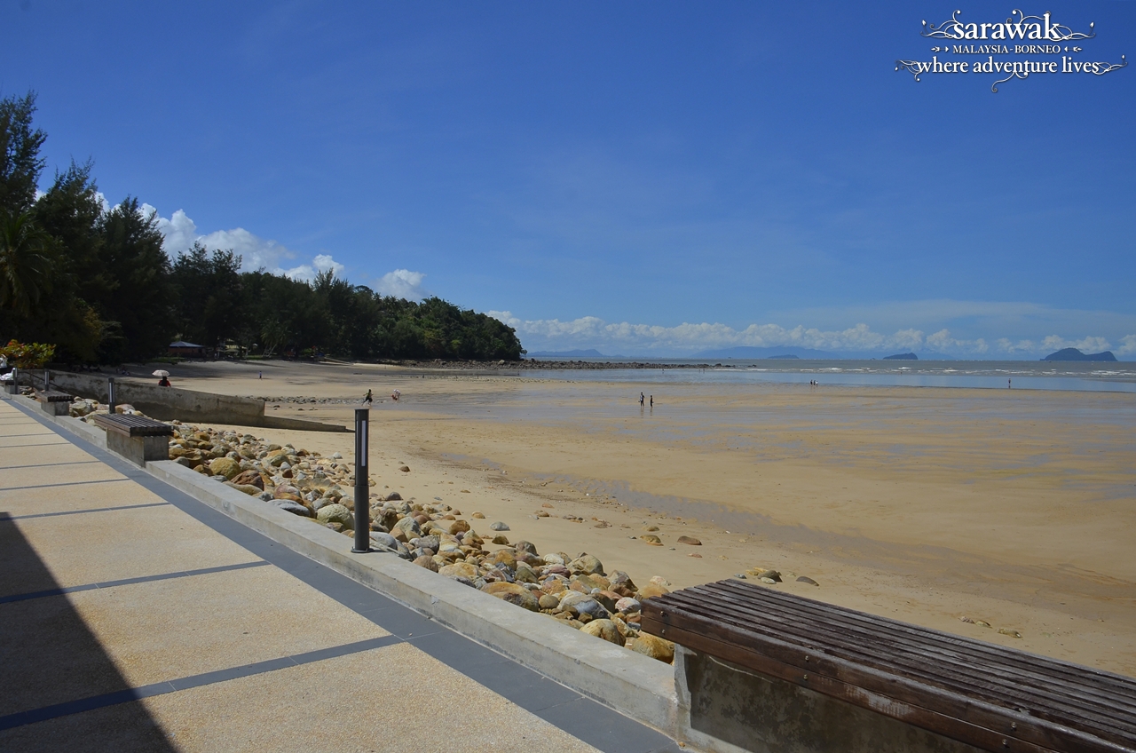 Sarawak Malaysia Borneo: Largest Hornbill Bird landmark in Damai ...