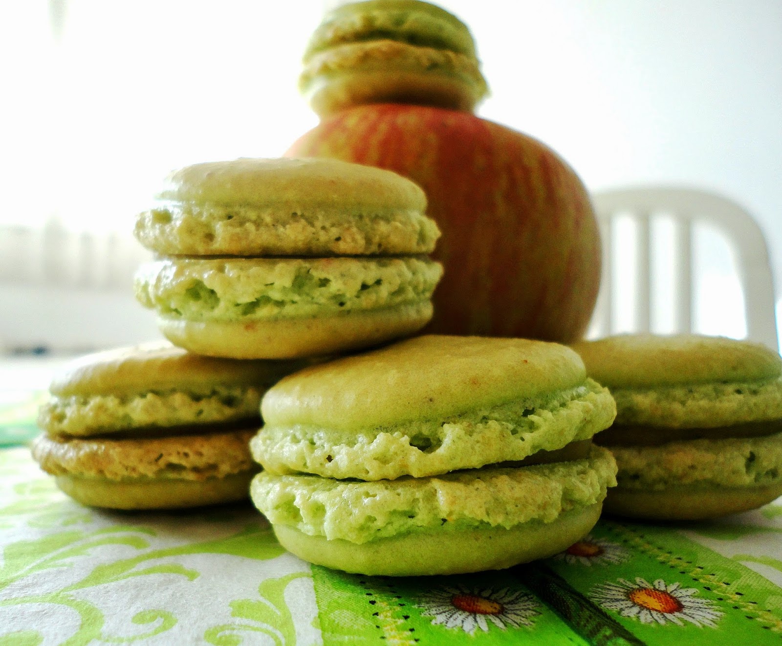 Apple pie macarons