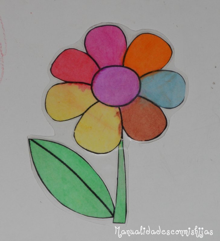 Manualidades con mis hijas: Flor coloreada y plastificada
