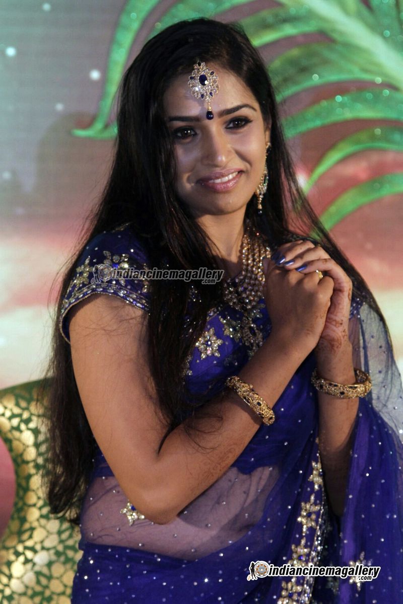 all off u: vinu mohan wife vidya navel show