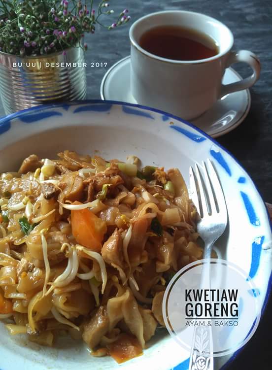 Resep dan Cara Membuat Kwetiaw Goreng Ayam & Bakso ala Bu'u - RESEPXYZ
