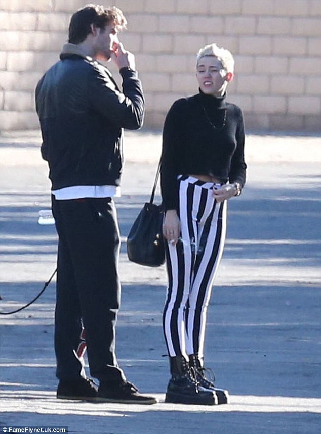 MyDiscountCigarettes: Miley Cyrus Seen Smoking On New Year Eve
