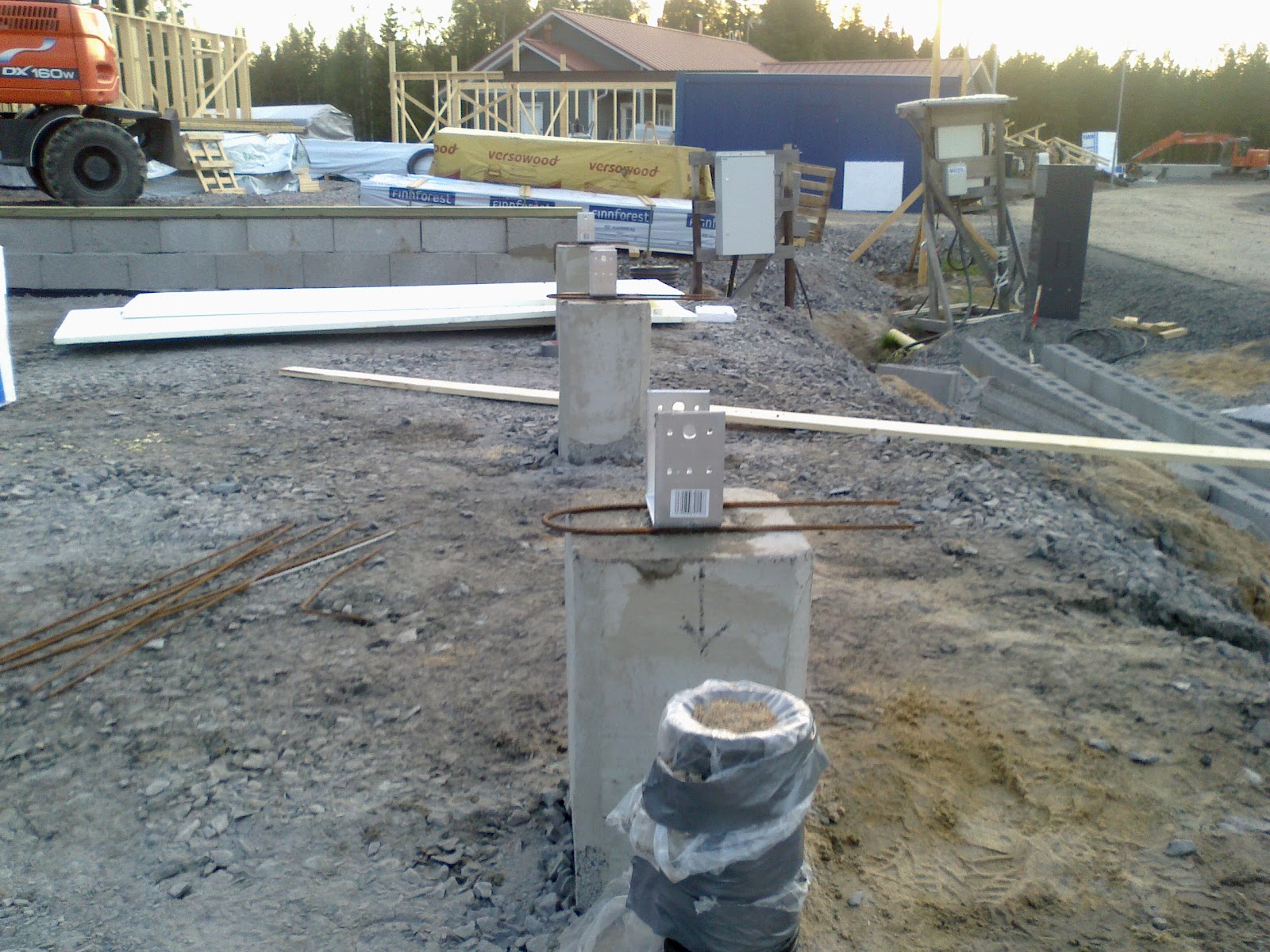 Meidän toinen rakennusprojektimme: Autotallin runko alkaa nousemaan