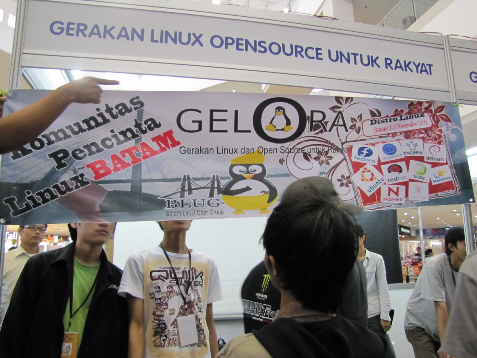 Pameran Hari Pertama - BLUG & Gelora di ICT Kepri Mall - Batam Linux User Group