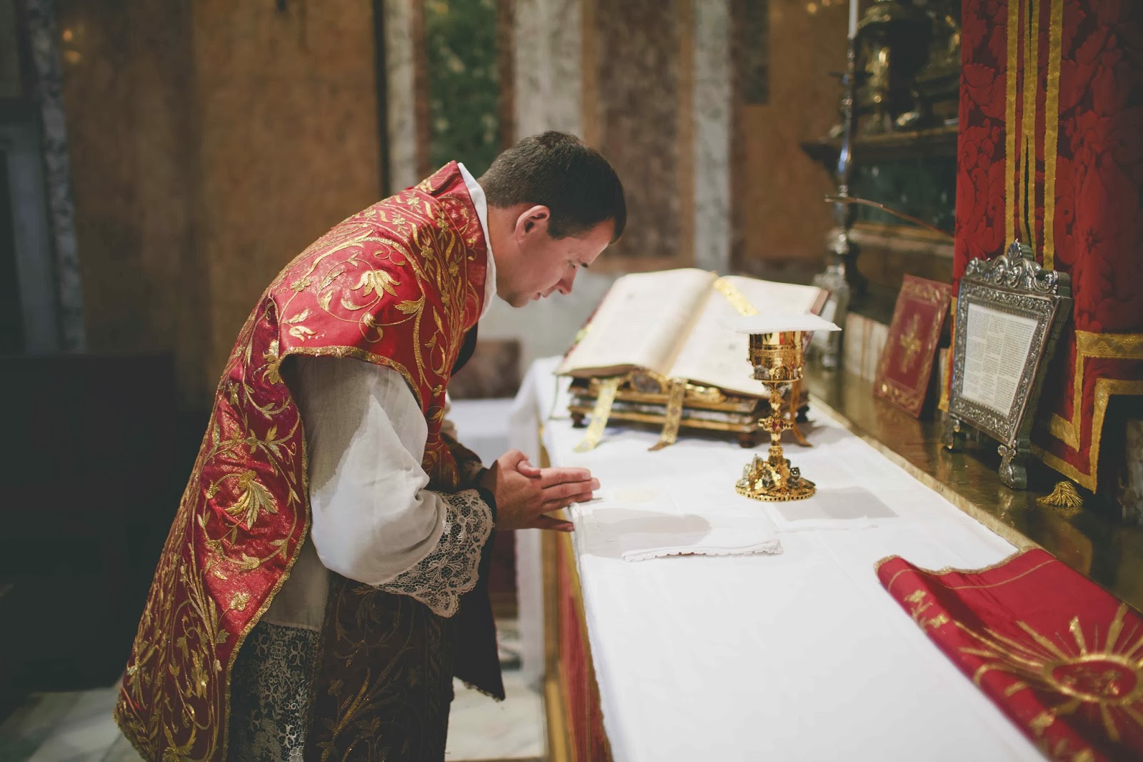 New Liturgical Movement: Is It Fitting for the Priest to Recite All the ...