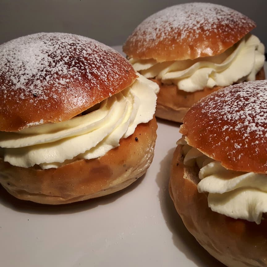 Sourdough cardamon sweet bread (pulla)