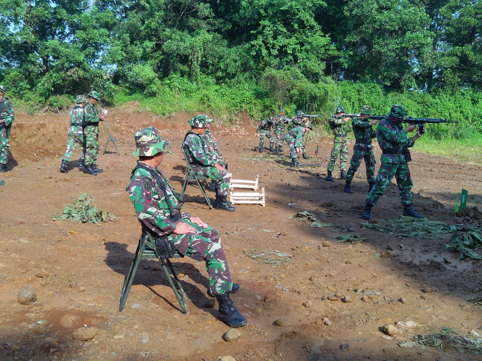 YONKES 1/1 KOSTRAD: LATIHAN MENEMBAK SENJATA RINGAN DAN PISTOL TRIWULAN ...