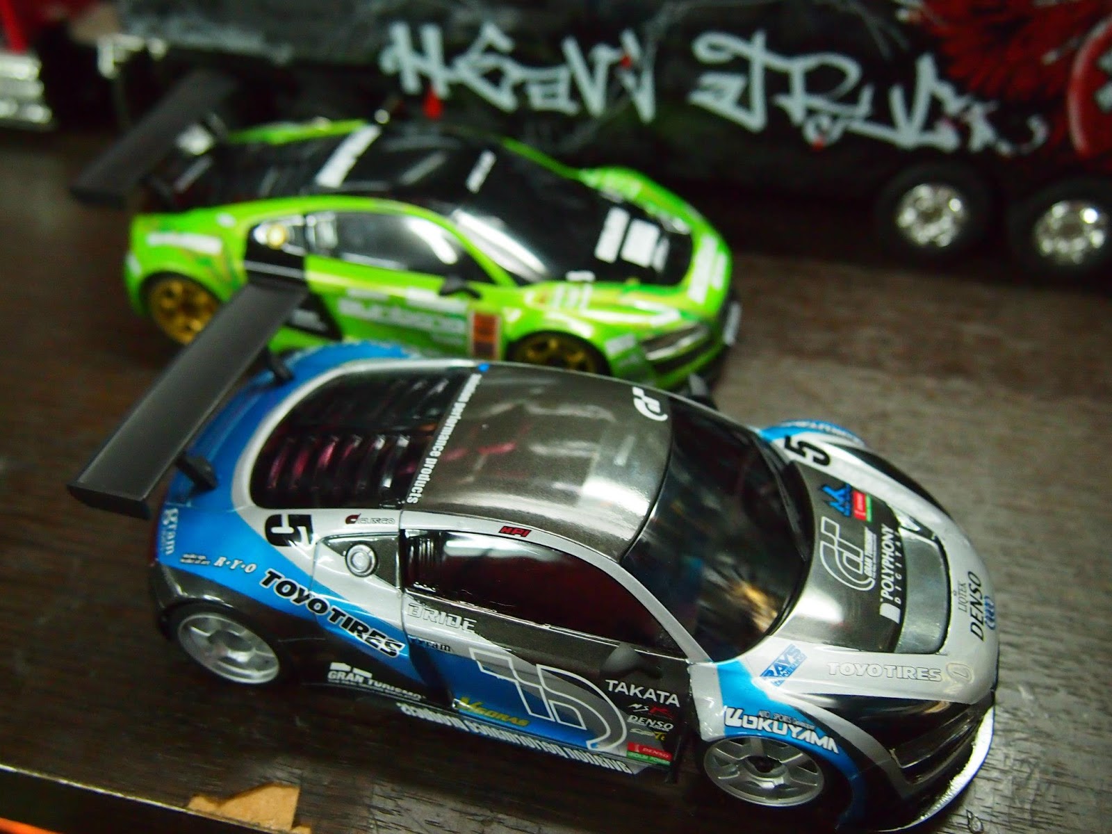 KYOSHOSAN: Two Beautifully Painted Mini-Z Audi R8 LMS