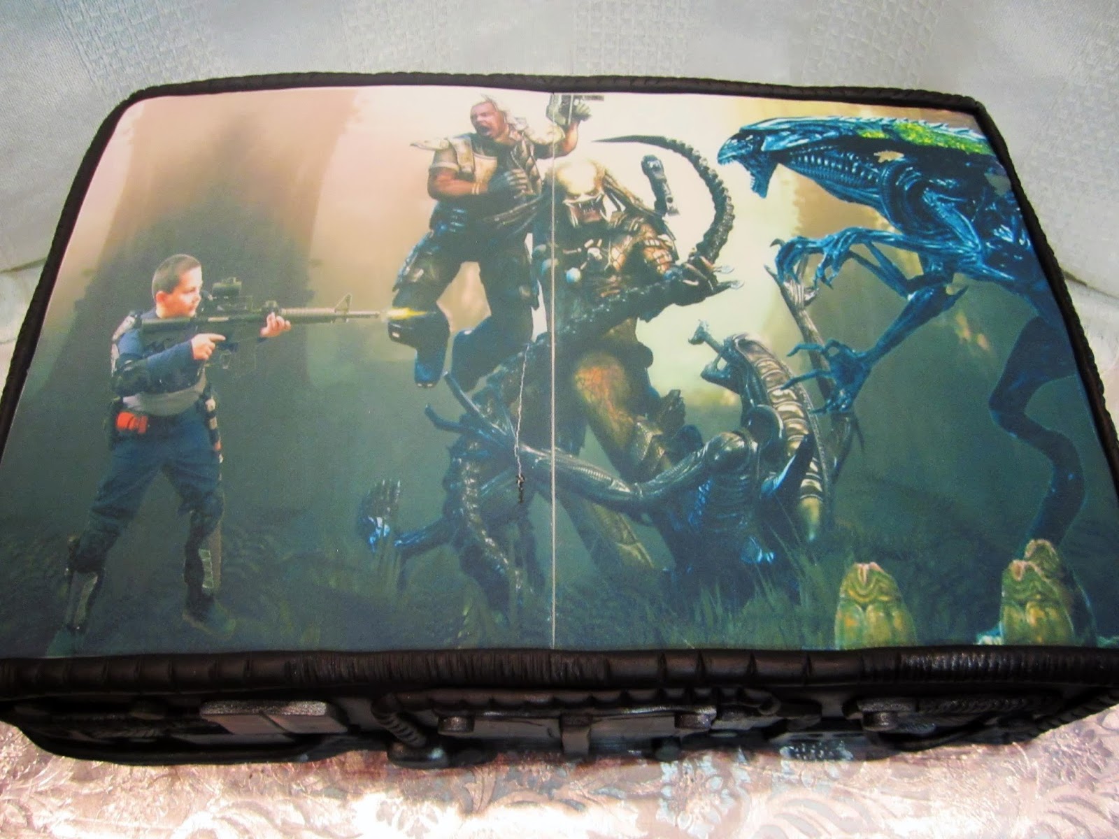 MyMoniCakes: Alien VS Predator Cake with edible image AVP Cake ...