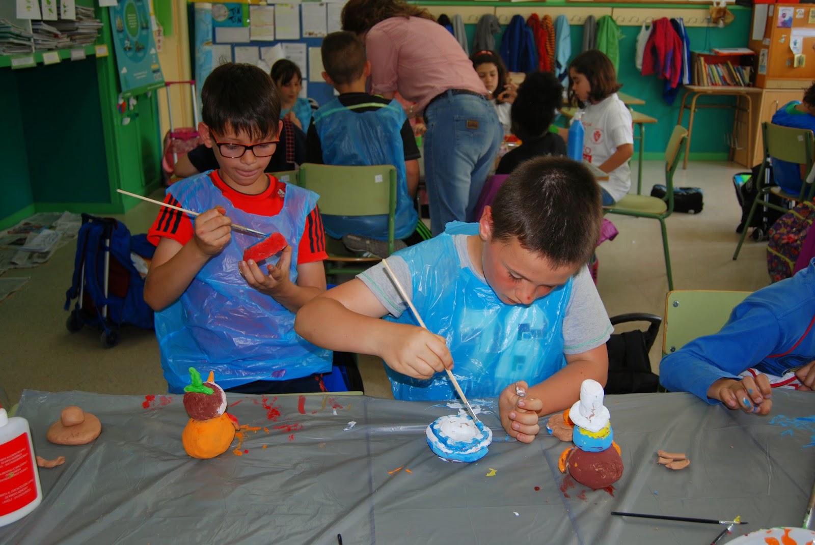 Saricole: Pintando las figuras de barro