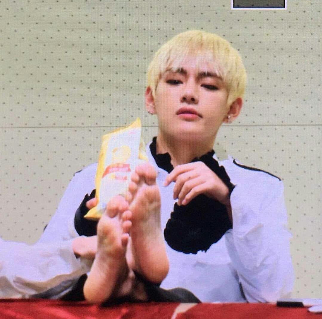 Kim Taehyung's Unique Habit 'V' That Always Removed His Shoes - All ...