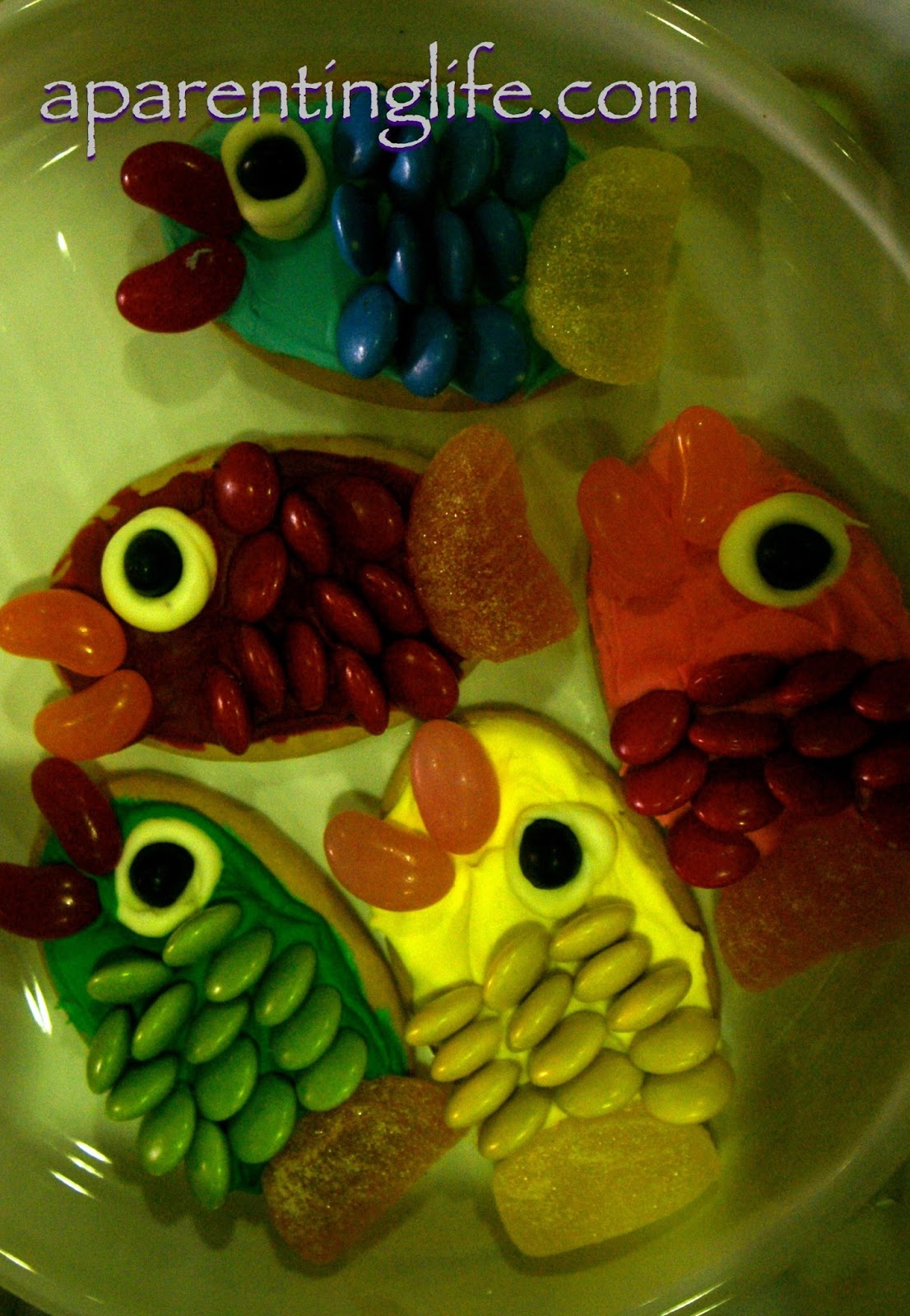 A Parenting Life: Totally pinworthy decorated fish biscuits. Easy. Yum ...