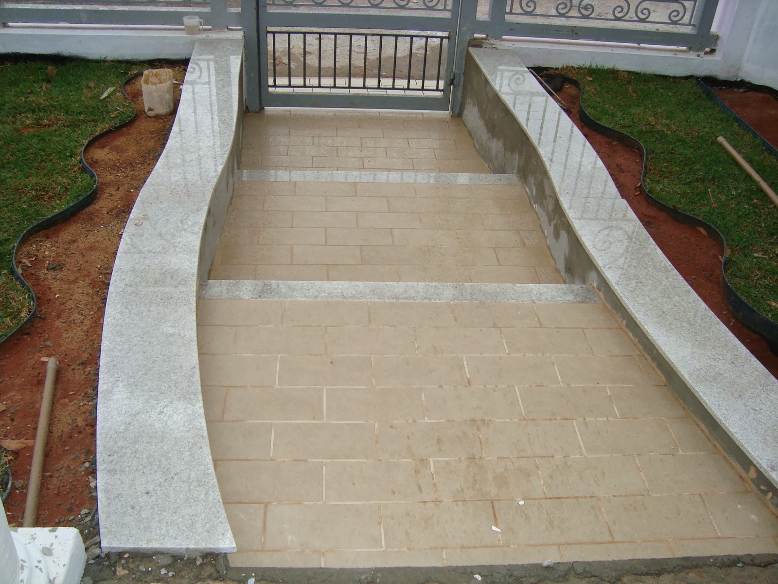 A casa da Mi: A calçada da frente...