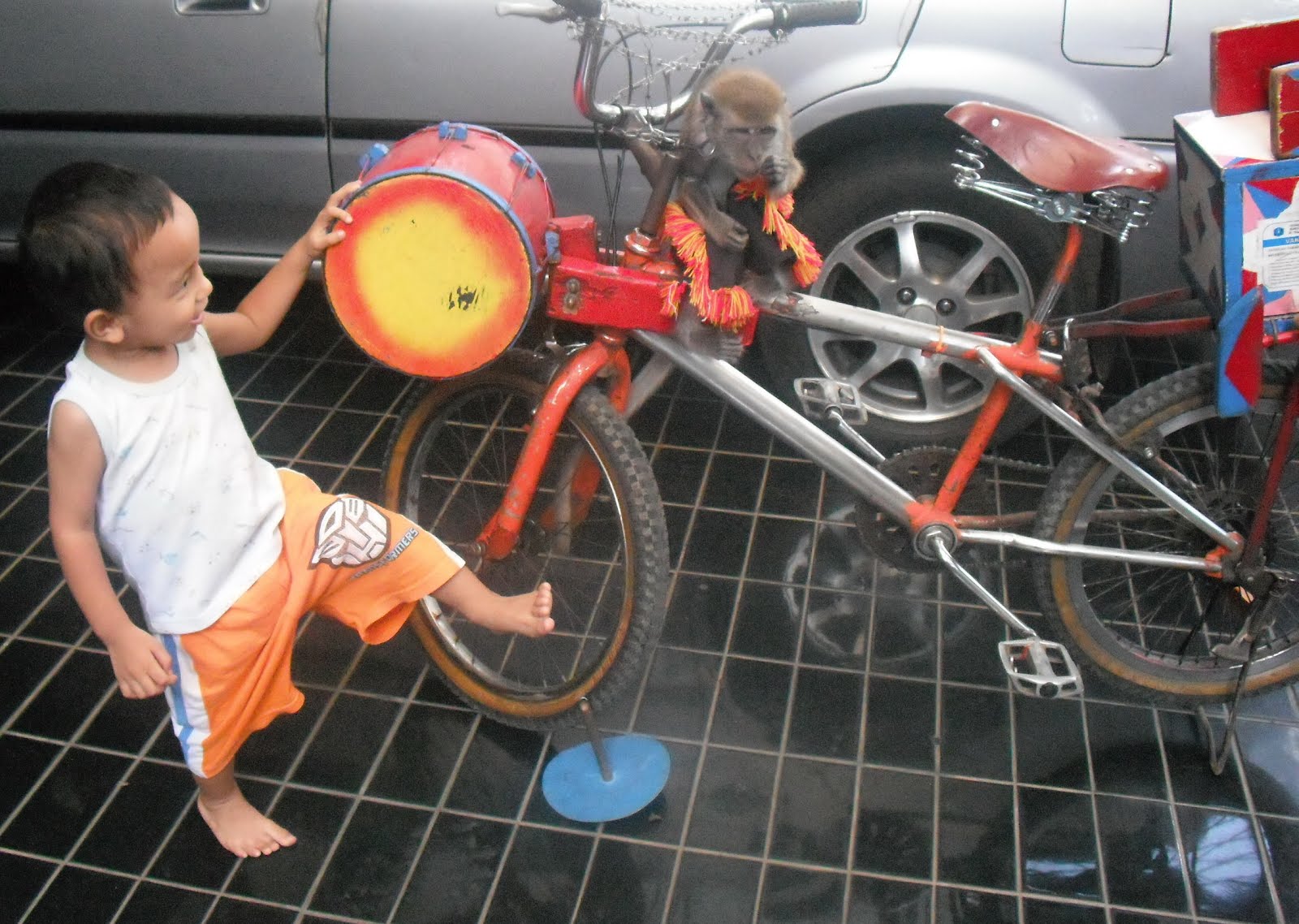 Veilicious!: Topeng Monyet Show