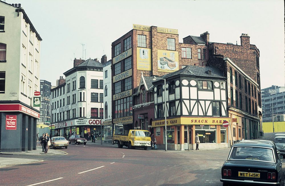 30 Fascinating Color Photographs Capture Street Scenes of Manchester in ...