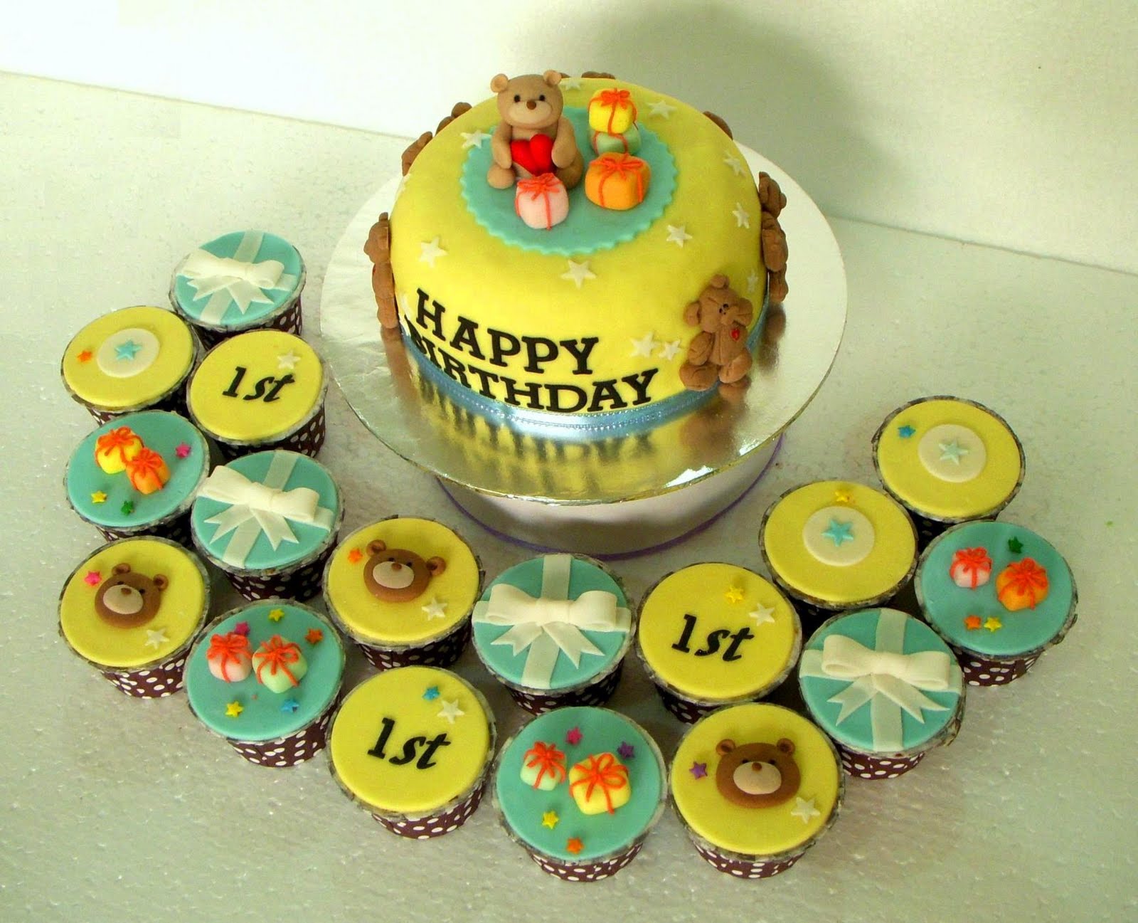 Bearylicious Cakes: Beary with presents for 1st birthday