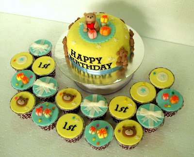 Bearylicious Cakes: Beary with presents for 1st birthday
