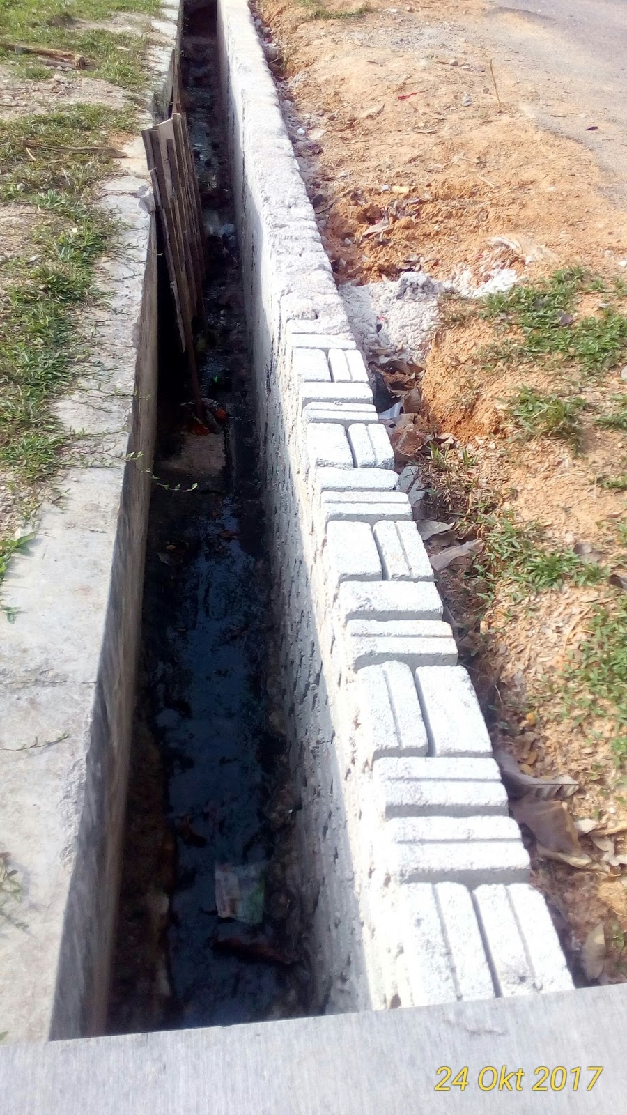 Kerja membaikpulih longkang taman bertam impian