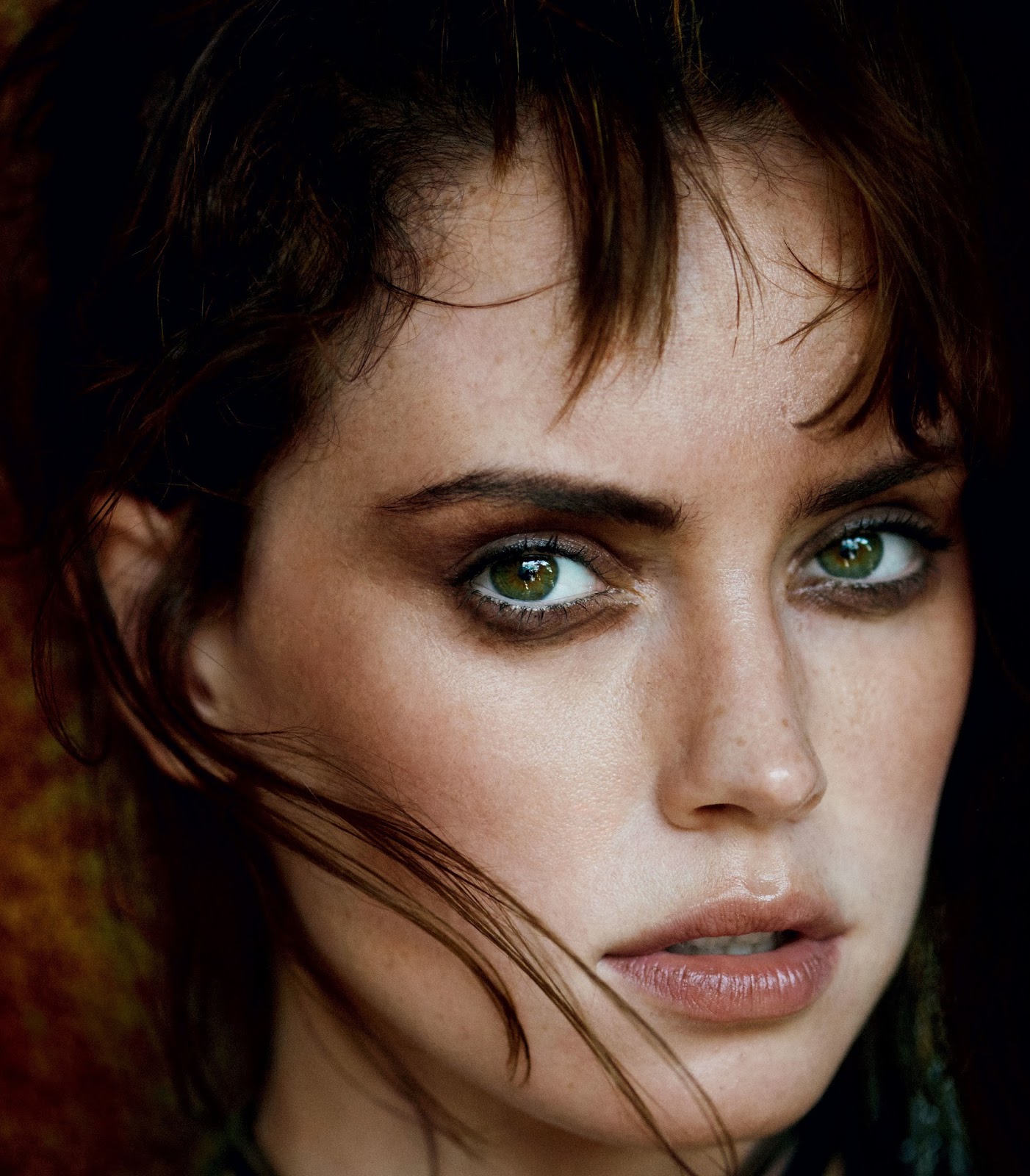 SNEAK PEEK : Daisy Ridley Covers "Elle"