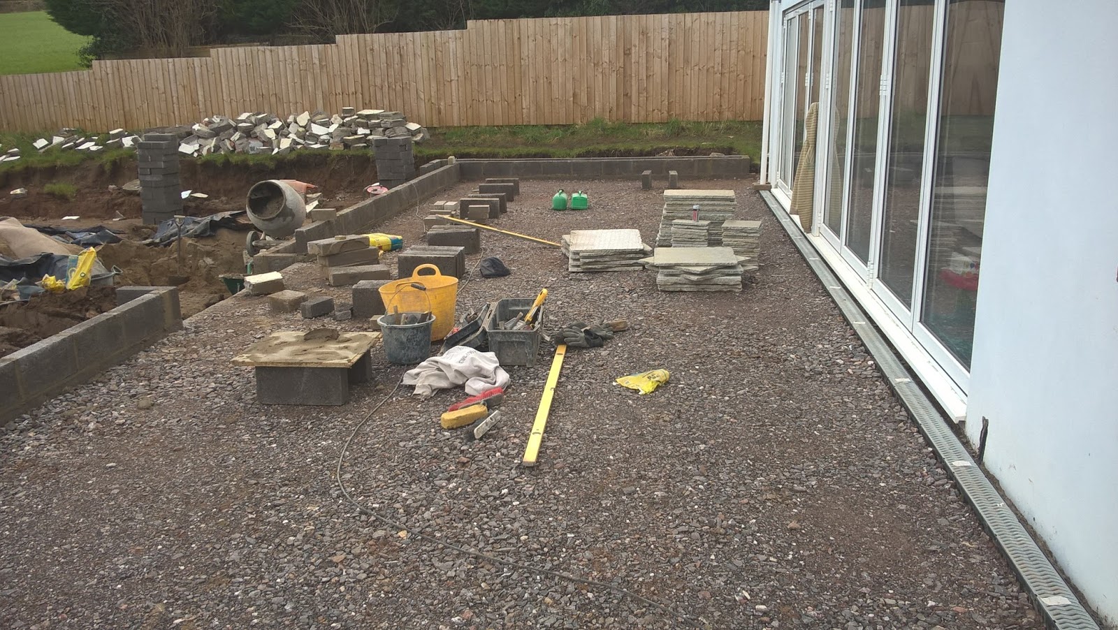 CWM LLYNFI BRICKLAYING : Raised limestone patio with concrete block ...