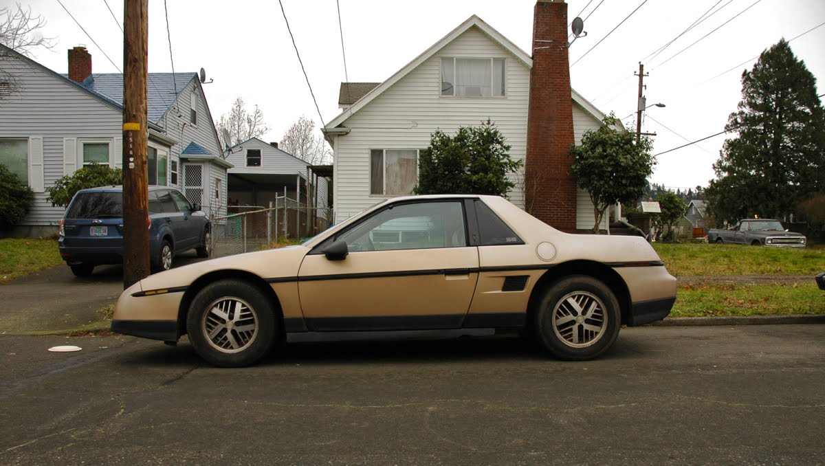 OLD PARKED CARS.: 1986 Pontiac Fiero SE.