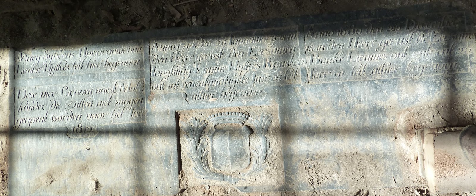 Friesland: oude grafzerken in de kerk van Wolsum weer tevoorschijn