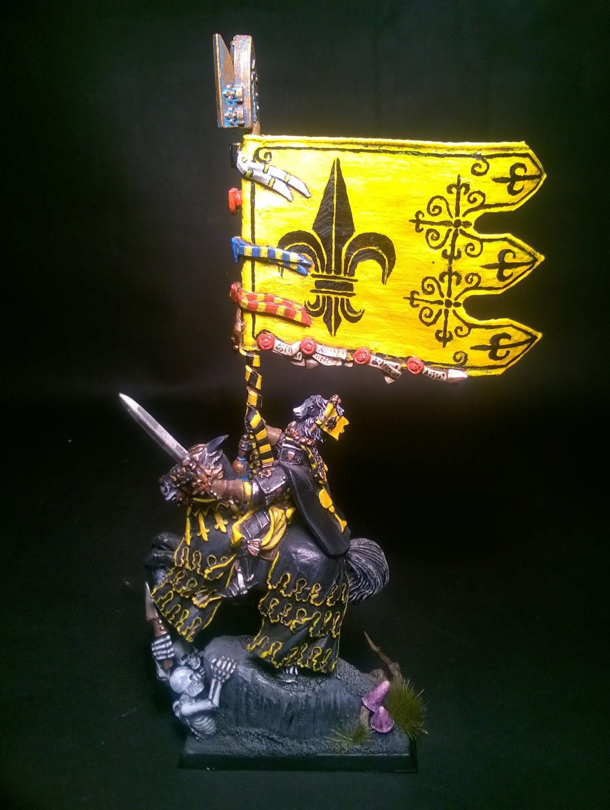 NerdWorkshop: Mousillon: Paladin - Battle Standard Bearer