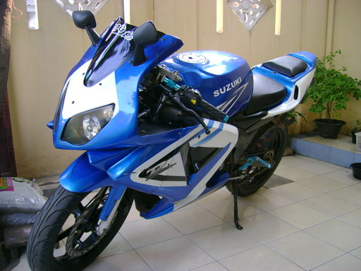 Modifikasi Suzuki Thunder 125 Keren Warna Biru, Variasi Velg Jari ...