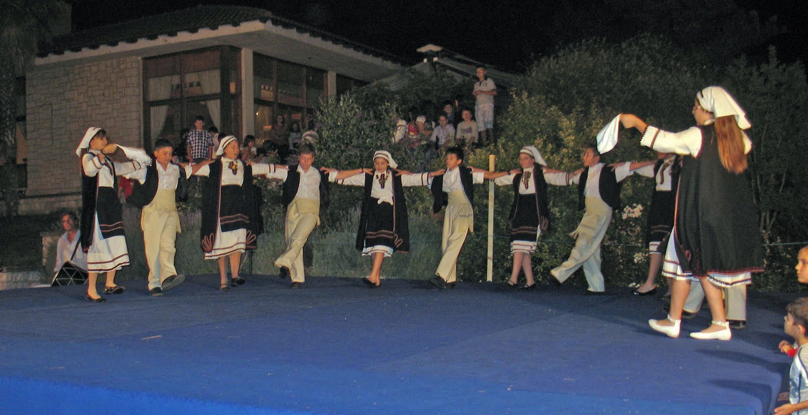 folklore-Παράδοση-Πολιτισμός: ΠΑΡΑΔΟΣΙΑΚΟΙ ΧΟΡΟΙ ΚΑΤΩ ΑΠΟ ΤΟ ΒΛΕΜΜΑ ΤΟΥ ...