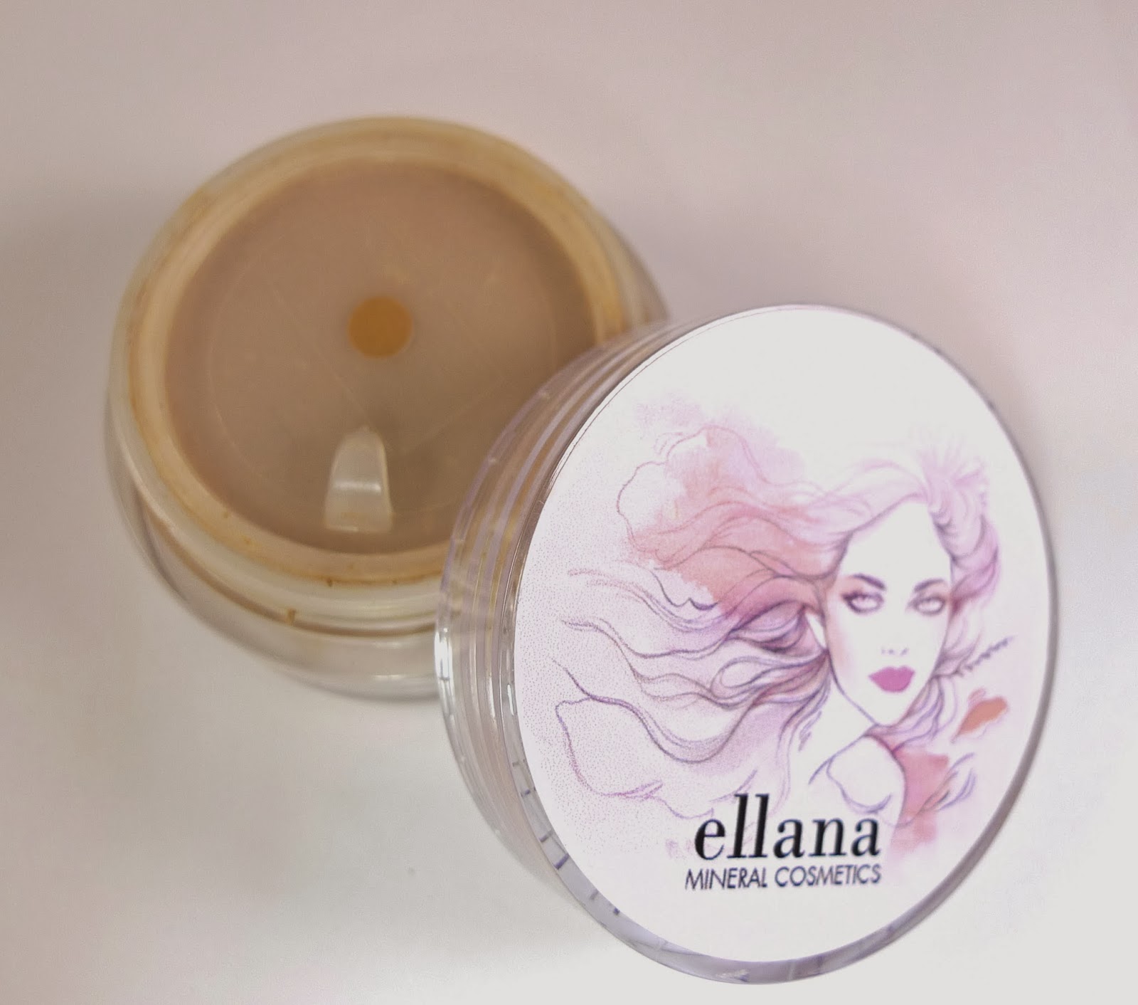 Ellana Mineral Cosmetics Loose Powder Foundation in Caramel Latte Review