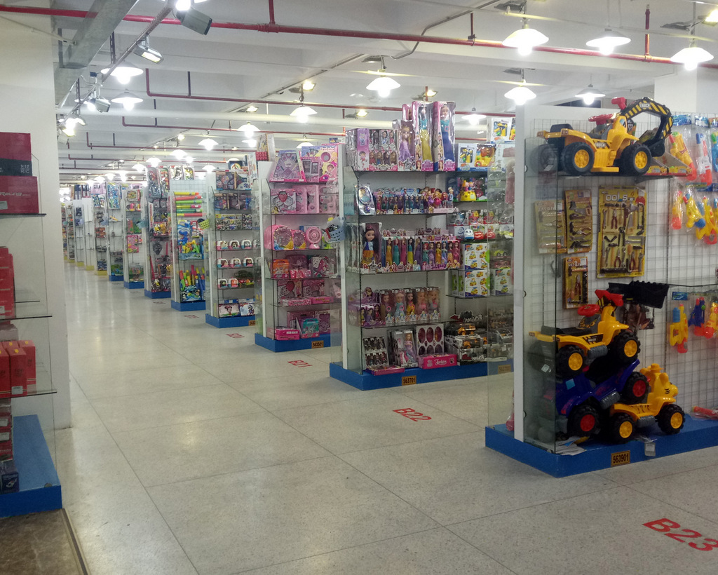 What is inside Shantou Toys Market?